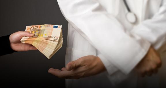 ΧΕΙΡΟΠΕΔΕΣ ΣΕ ΓΙΑΤΡΟ ΠΟΥ ΚΑΤΗΓΟΡΕΙΤΑΙ ΟΤΙ ΠΗΡΕ «ΦΑΚΕΛΑΚΙ» | TASTV.gr ...