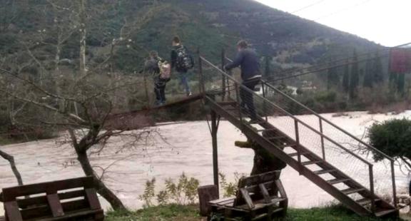 ΕΛΛΑΔΑ 2023 : ΜΑΘΗΤΕΣ ΠΑΝΩ ΣΕ ΑΙΩΡΟΥΜΕΝΗ ΓΕΦΥΡΑ ΓΙΑ ΝΑ ΠΑΝΕ ΣΧΟΛΕΙΟ ...