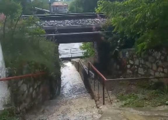 ΑΡΝΙΣΣΑ ΠΕΛΛΑΣ : ΣΕ "ΜΑΥΡΟ ΧΑΛΙ" ΟΙ ΔΡΟΜΟΙ ΚΑΘΕ ΦΟΡΑ ΠΟΥ ΒΡΕΧΕΙ ΕΝΤΟΝΑ ...