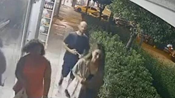 ΒΙΝΤΕΟ ΑΠΟ ΤΗ ΣΤΙΓΜΗ ΠΟΥ ΑΓΝΩΣΤΟΣ ΕΠΙΤΕΘΗΚΕ ΜΕ ΣΥΡΙΓΓΑ ΣΕ ΓΥΝΑΙΚΑ ...