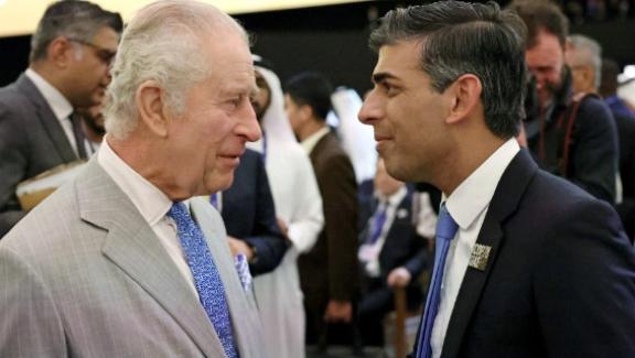 Ο ΚΑΡΟΛΟΣ ΦΟΡΕΣΕ ΓΡΑΒΑΤΑ ΜΕ ΤΗΝ ΕΛΛΗΝΙΚΗ ΣΗΜΑΙΑ & ΕΒΑΛΕ ΓΥΑΛΙΑ ΣΕ ...