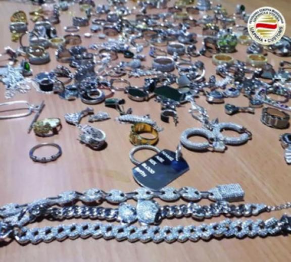 ΣΤΑ ΣΥΝΟΡΑ ΕΛΛΑΔΑΣ – ΣΚΟΠΙΩΝ ΚΑΤΑΣΧΕΘΗΚΑΝ 1,3 ΚΙΛΑ ΑΣΗΜΕΝΙΑ ΚΟΣΜΗΜΑΤΑ ...