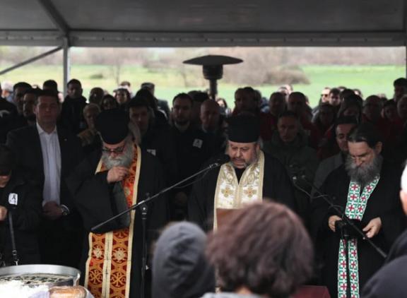 ΛΥΓΙΣΕ Ο ΙΕΡΕΑΣ ΤΗΝ ΩΡΑ ΠΟΥ ΔΙΑΒΑΖΕ ΤΑ ΟΝΟΜΑΤΑ ΤΩΝ 57 ΘΥΜΑΤΩΝ - ΔΕΙΤΕ ...