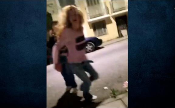 ΓΥΝΑΙΚΑ ΠΗΔΗΞΕ ΑΠΟ ΤΟ ΠΑΡΑΘΥΡΟ ΓΙΑ ΝΑ ΓΛΙΤΩΣΕΙ ΤΟ ΞΥΛΟ ΑΠΟ ΤΟΝ ΣΥΝΤΡΟΦΟ ...
