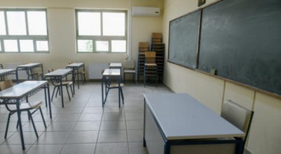 ΣΤΟ ΠΕΙΘΑΡΧΙΚΟ 2.500 ΕΚΠΑΙΔΕΥΤΙΚΟΙ ΠΟΥ ΑΡΝΗΘΗΚΑΝ 'Η ΕΜΠΟΔΙΣΑΝ ΤΗΝ ...