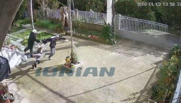 ΕΞΟΡΓΙΣΤΙΚΟ ΤΟ ΒΙΝΤΕΟ ΜΕ ΕΠΙΘΕΣΗ ΑΠΟ ΑΝΗΛΙΚΑ ΓΥΦΤΑΚΙΑ ΣΕ 82ΧΡΟΝΗ ΓΙΑ ΝΑ ...