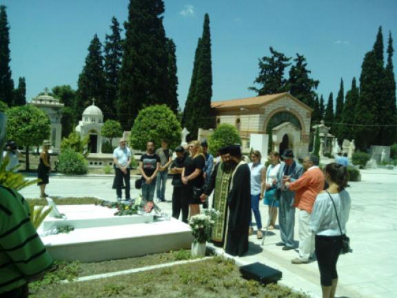 ΤΟΝ ΞΕΧΑΣΑΝ ΟΛΟΙ: ΤΡΕΙΣ ΚΑΙ... Η ΛΙΑΝΗ ΠΗΓΑΝ ΣΤΟ ΜΝΗΜΟΣΥΝΟ ΤΟΥ ΑΝΔΡΕΑ ...