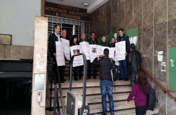 ΔΙΑΜΑΡΤΥΡΙΑ ΑΓΡΟΤΩΝ ΣΤΑ ΓΡΑΦΕΙΑ ΤΟΥ ΕΛΓΑ ΣΤΗΝ ΒΕΡΟΙΑ | TASTV.gr | Τα ...