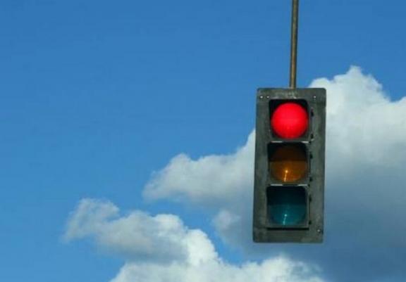 ΠΕΡΝΑΤΕ ΤΟ ΦΑΝΑΡΙ ΜΕ ΚΟΚΚΙΝΟ; ΑΥΤΑ ΕΙΝΑΙ ΤΑ ΝΕΑ ΜΕΤΡΑ ΠΟΥ ΕΡΧΟΝΤΑΙ ...