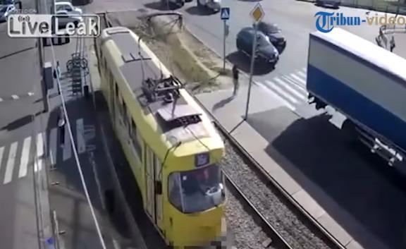 ΤΡΑΜ ΠΑΡΕΣΥΡΕ ΚΑΙ ΑΚΡΩΤΗΡΙΑΣΕ ΓΥΝΑΙΚΑ ΠΟΥ ΜΙΛΟΥΣΕ ΣΤΟ ΚΙΝΗΤΟ (VIDEO ...